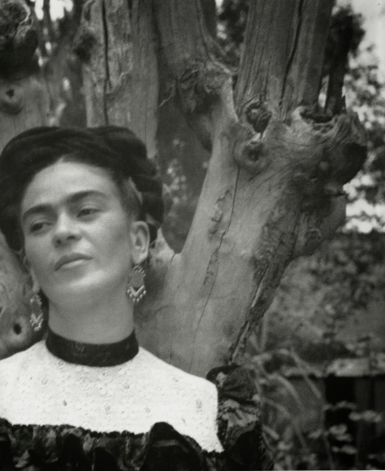 40 Fascinating Black and White Portraits of Frida Kahlo From Between ...