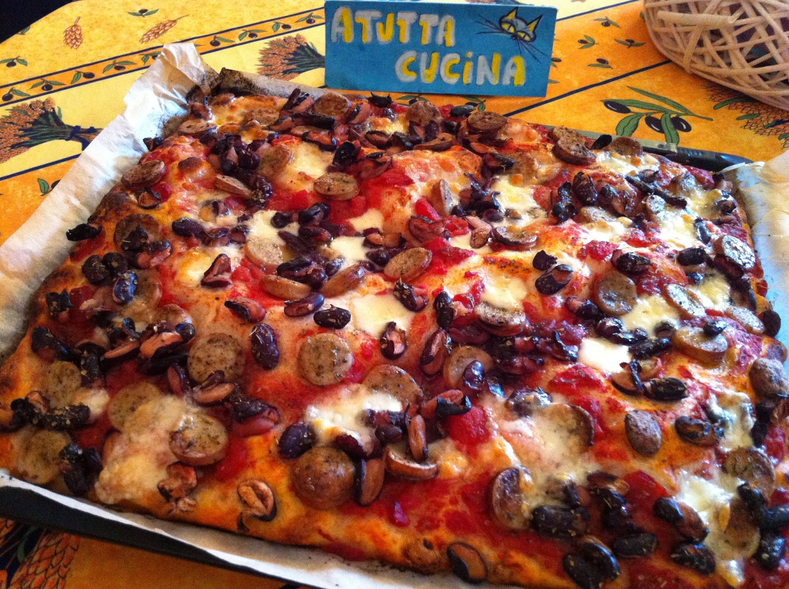 A TUTTA CUCINA: PIZZA ai WURSTEL e FAGIOLI ROSSI