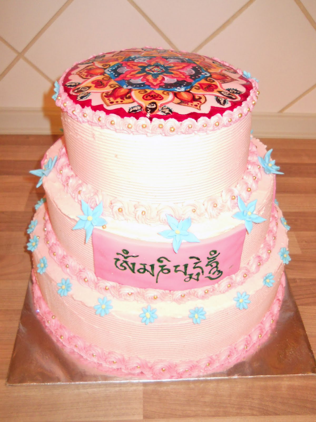 THE BEST CAKES IN TOWN: HAND PAINTED MANDALA CAKE