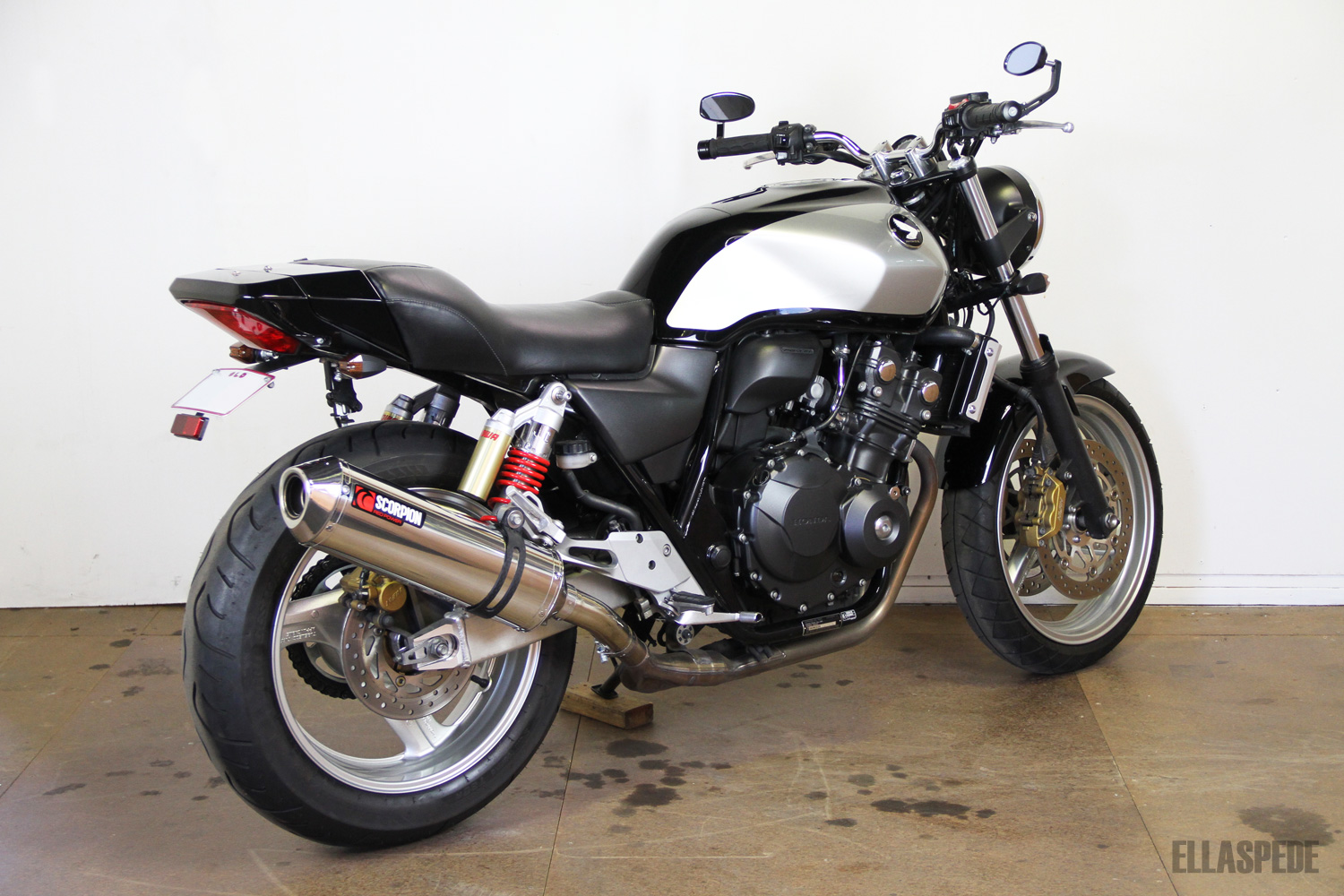 Hell Kustom : Honda CB400 2011 By Ellaspede