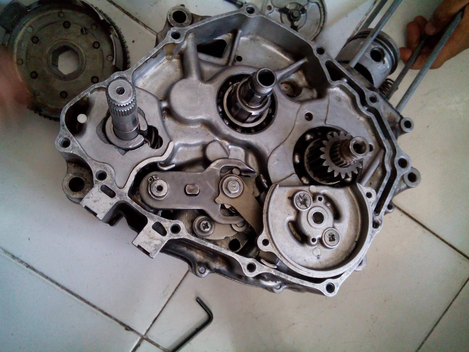 Rasyid 24: Cara Membongkar Mesin Motor 4 Tak