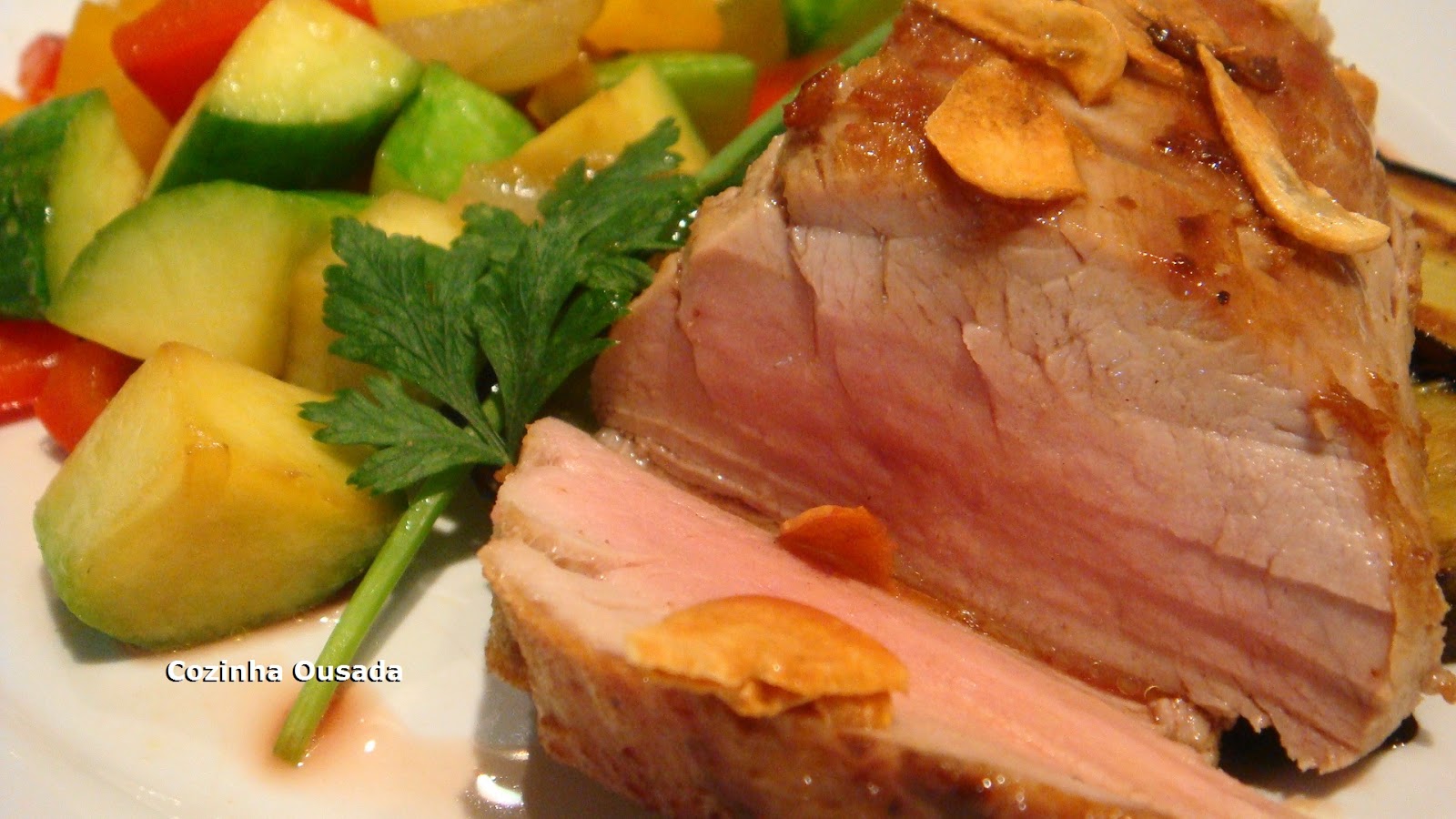 Cozinha Ousada: Filé Mignon Suíno aos Alhos e Legumes
