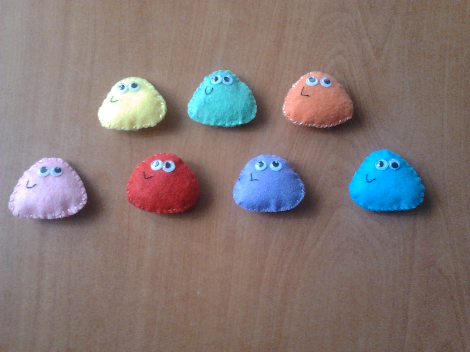 Manualidades Luzma: Broches POU (felt POUs)