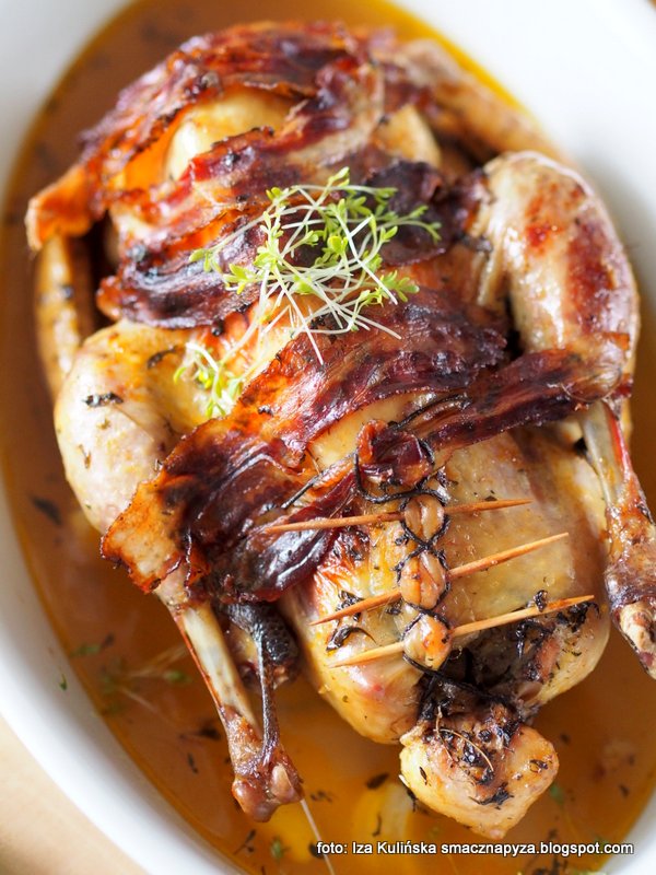 Najlepsza perliczka pieczona, z jabłkami i boczkiem | Smaczna Pyza