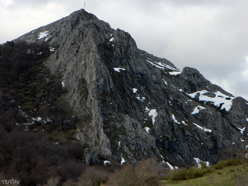 La cueva del tasugo: PEÑA TREMAYA