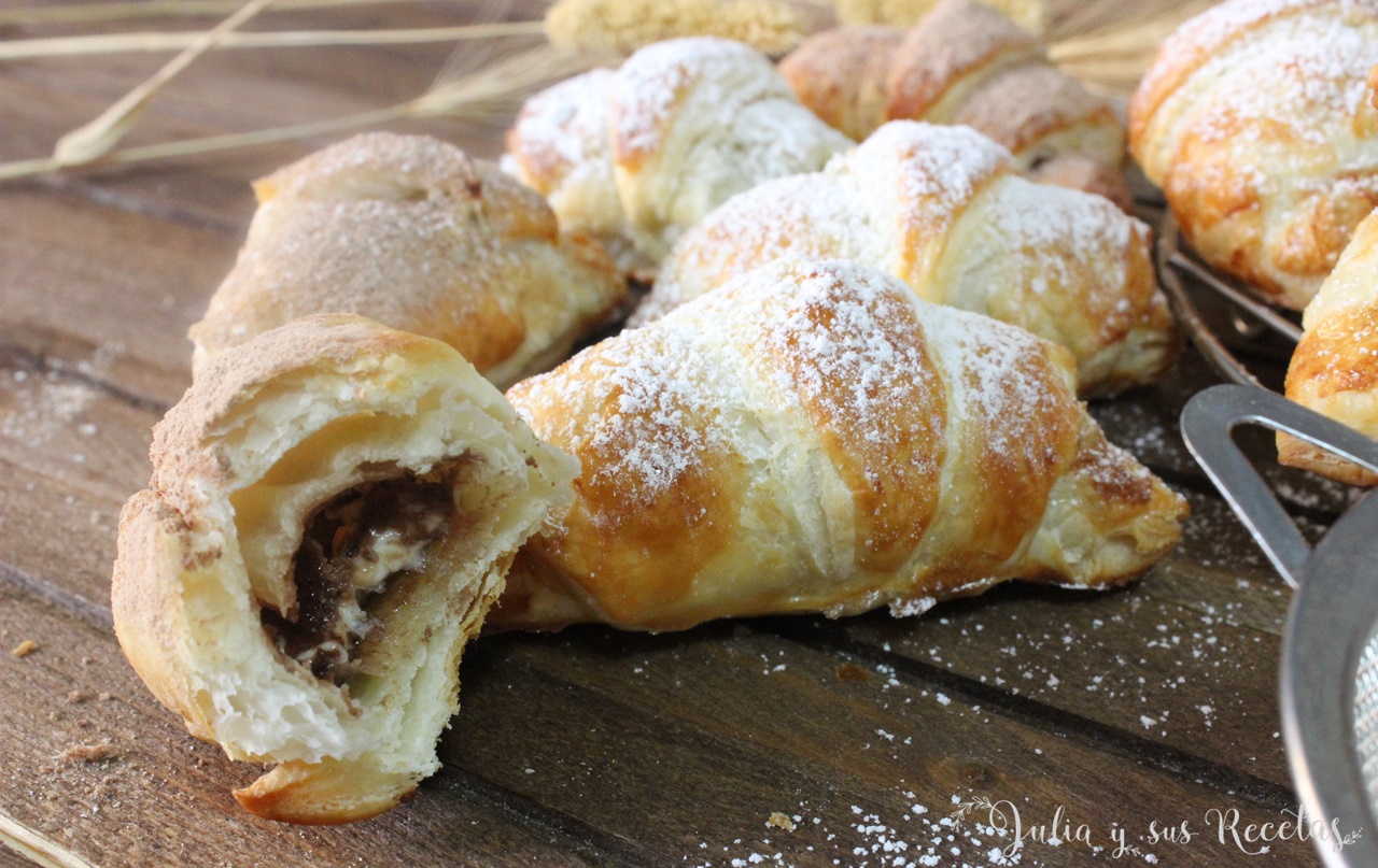 JULIA Y SUS RECETAS: Mini croissants rellenos de Kinder chocolate ...