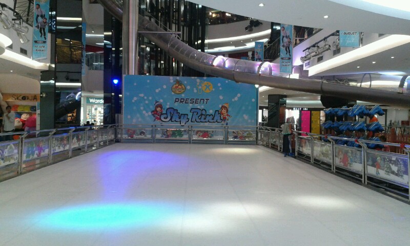 Bermain Skating di Sky Rink Mall fX Sudirman Jakarta
