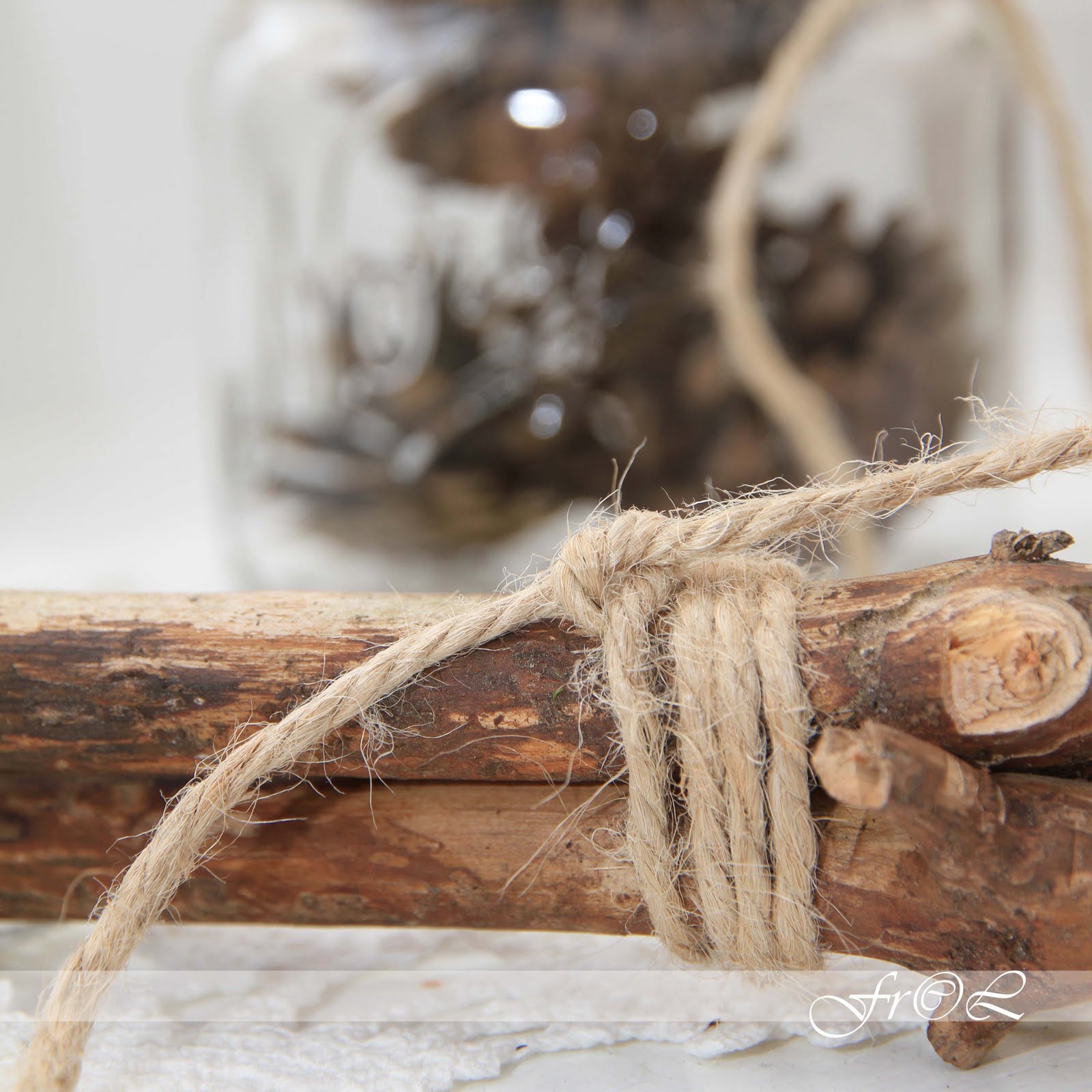 Idyll på landet...: Enkel dekorasjon med pinner og kongler