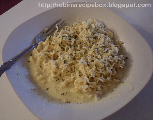 Robin's Recipe Box: Ramen noodles with alfredo sauce