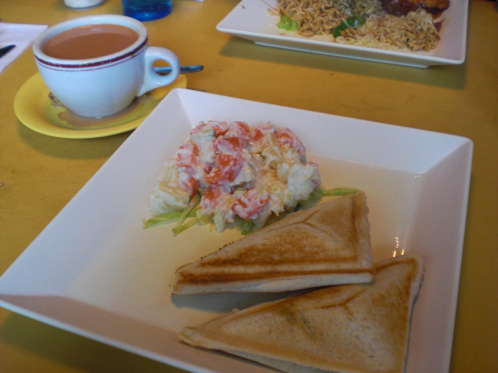 山區裡的走走趯趯: 金龍泉餐廳 Golden Spring restaurant：我的美孚下午茶餐～偶爾無沉船