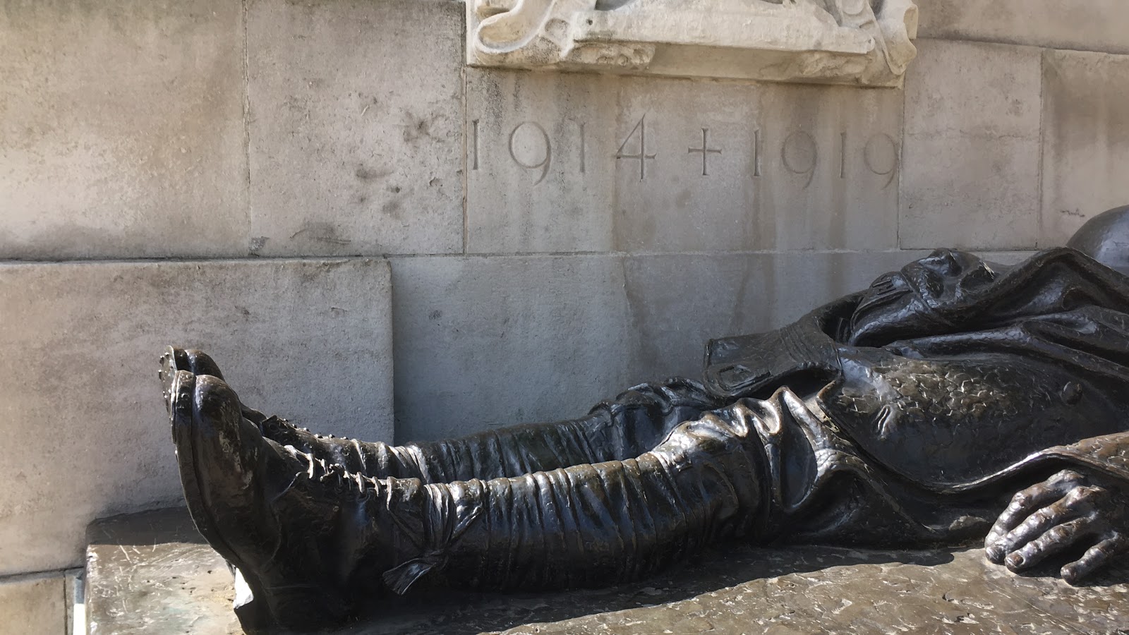 Conversations in the Book Trade: 죽은 군인/ Un soldat mort/ Dead soldier