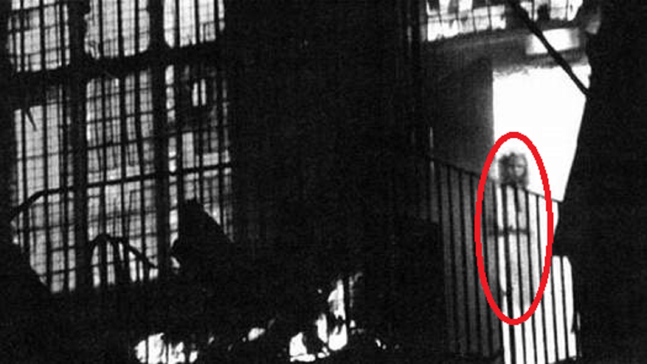 5 Scariest & Most Convincing Ghost Photographs Ever Taken