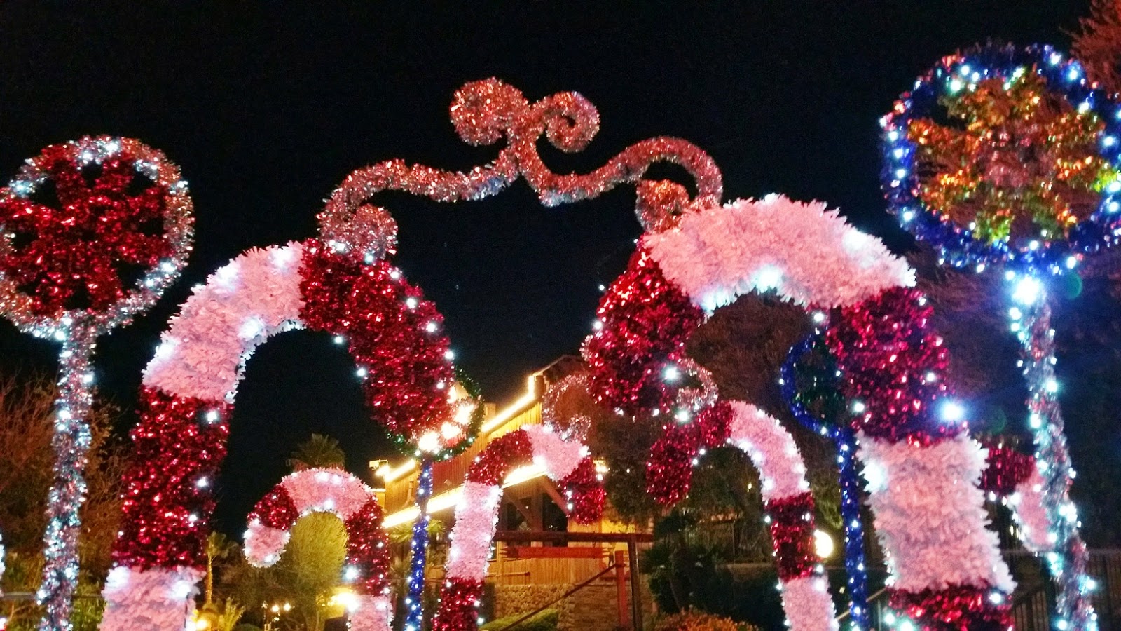 Laughlin Buzz: Candy Cane Lane on Laughlin Riverwalk
