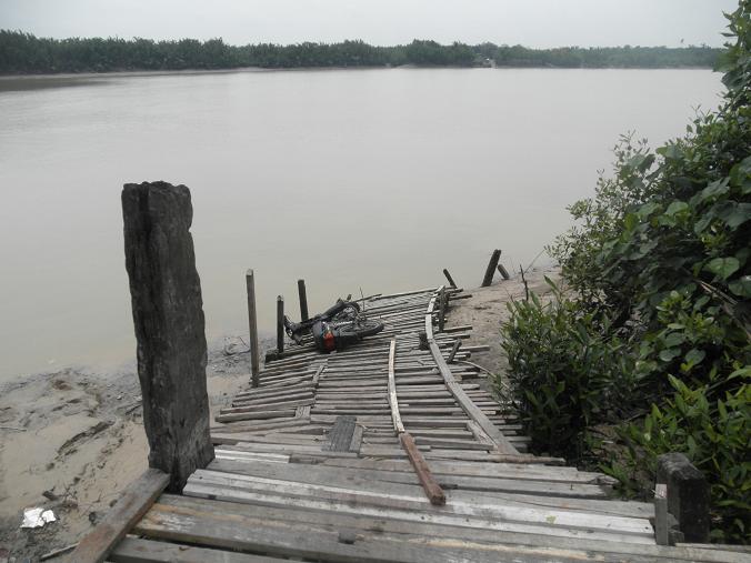 BERPETUALANG KE ACEH: Langat river from a point before it splits downriver