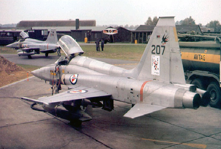 nhungdoicanh: Canadair CF-5/CF-116 Freedom Fighter