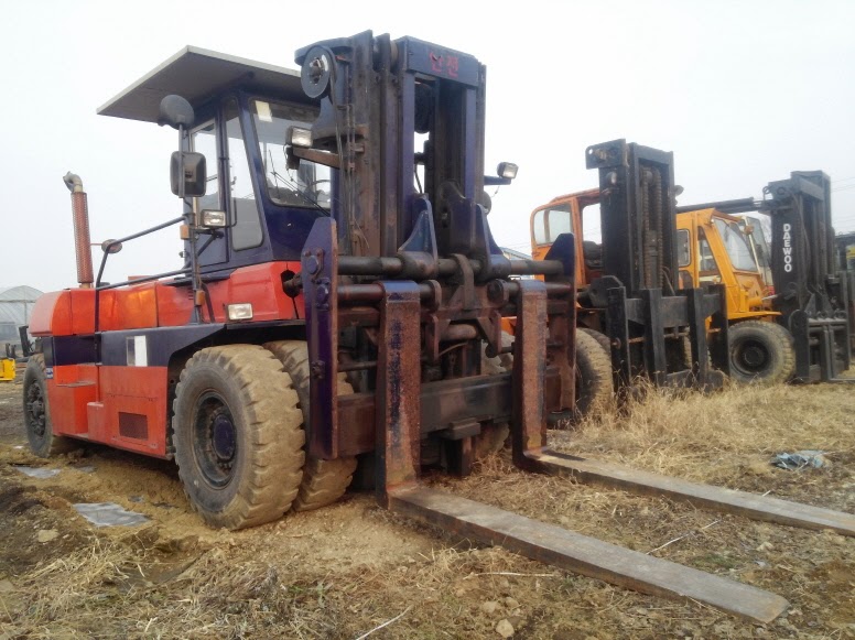 HEAVY EQUIPMENT ( CONSTRUCTION MACHINERIES): TOYOTA FOLK LIFTER 25 TON