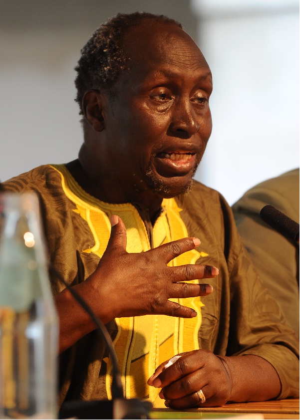 Biography of Ngũgĩ wa Thiong'o : African Reviews
