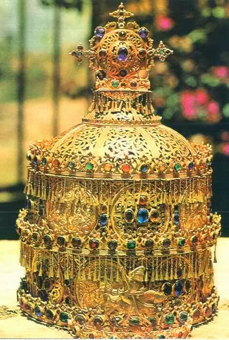 Official and Historic Crowns of the World and their Locations ...