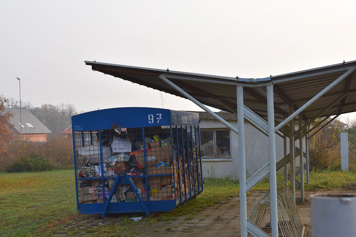 Pro Božice: Papír patří do sběru. Kontejner stojí na školním dvoře