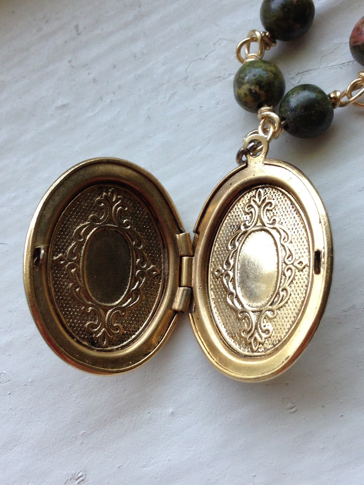 MemoryStation: Pretty and Affordable Vintage Locket with Handmade Chain
