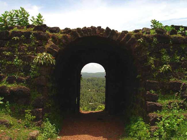 Travel World Blog: CHAPORA FORT GOA