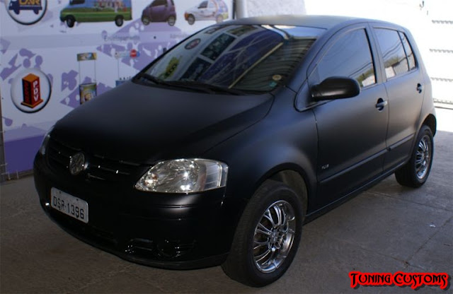 Tunning Customs: Volkswagen Fox Envelopado - Preto Fosco