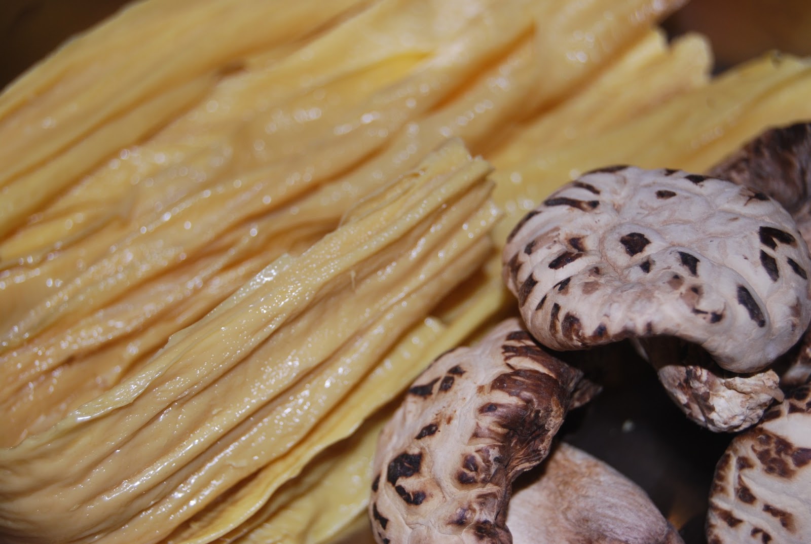 Hermie the Thermie: {'claypot' chicken, mushroom & fu chuk in hermie}