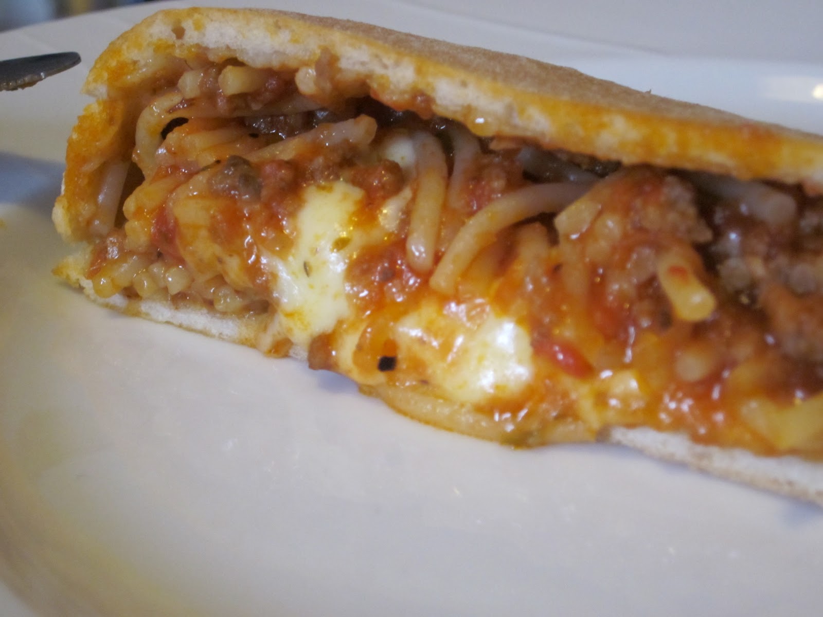 Trines Oppskrifter: Innbakt spagettipizza