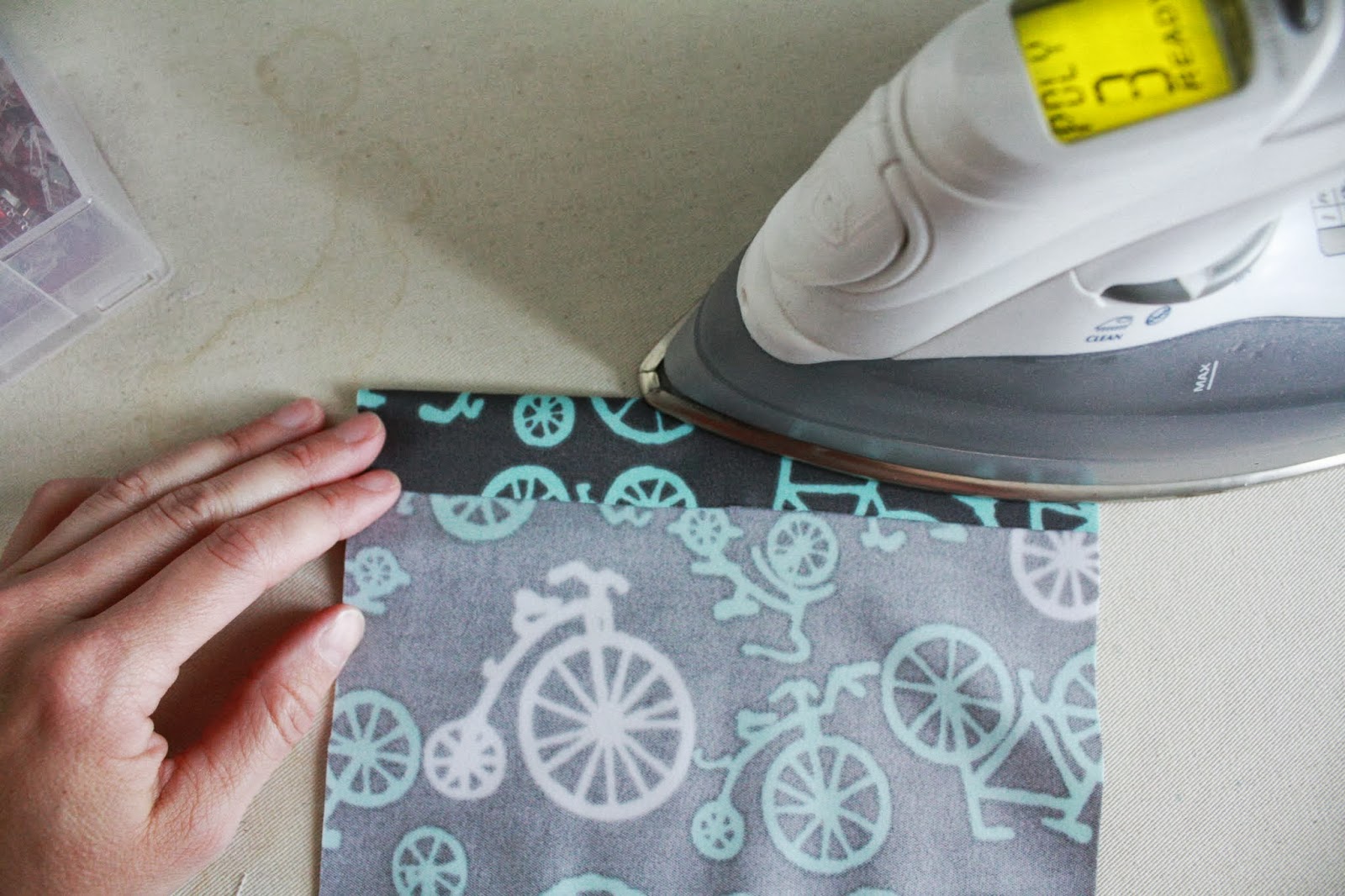 Nicole at Home: Tutorial: Water-resistant phone pouch