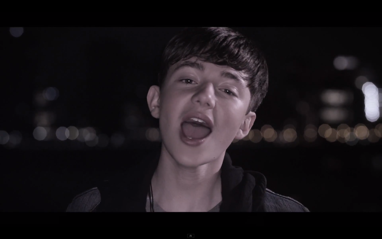 Escenas del video de greyson