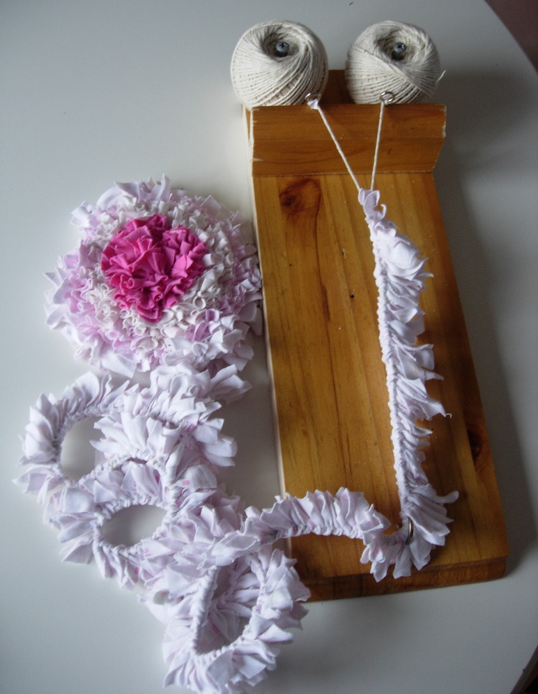 Boxoftrix: Two String Rag Rug Loom