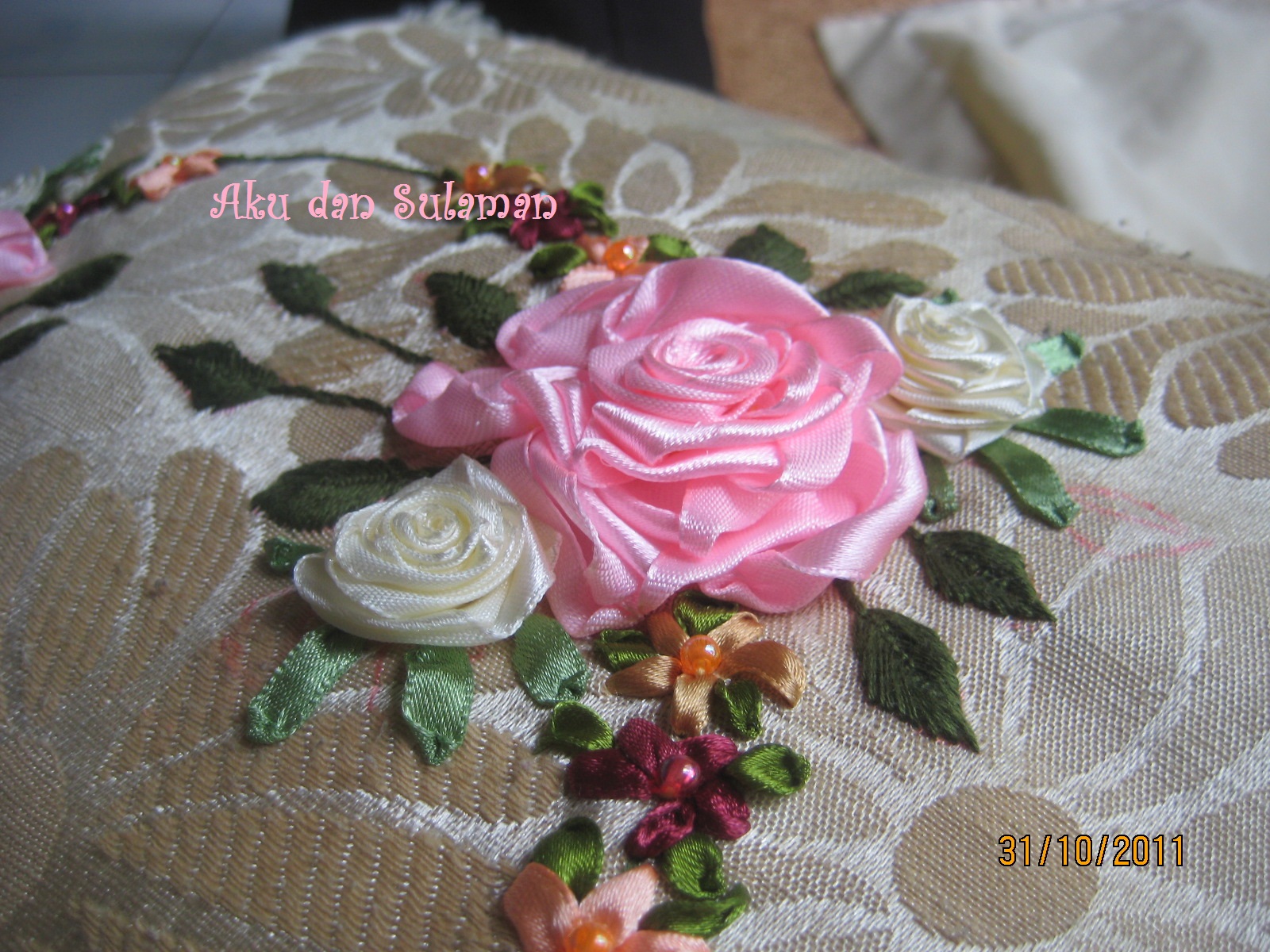 Aku dan Sulaman: Sulam Reben Kusyen