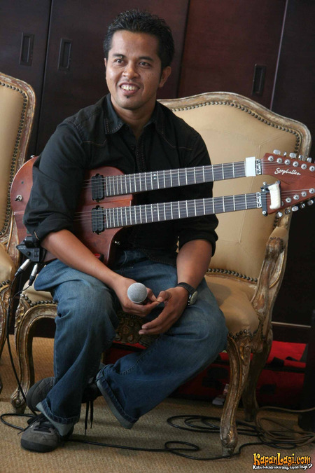 solitary dog sculptor: Music: Balawan - Playing 2 guitars at once ...