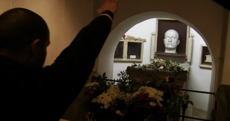 5.000 fascists, on tomb of Mussolini for the 90th anniversary of the ...