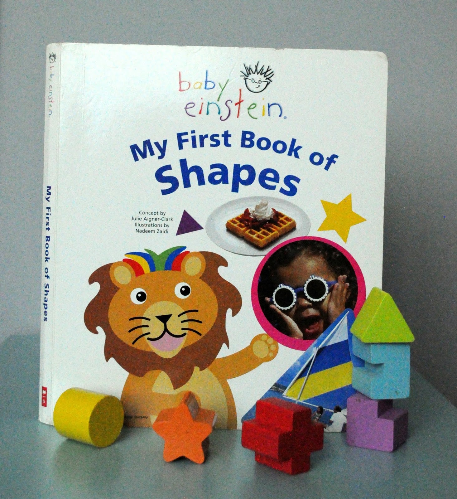 Twinkle Zoya - children booklets: My First Book of Shapes