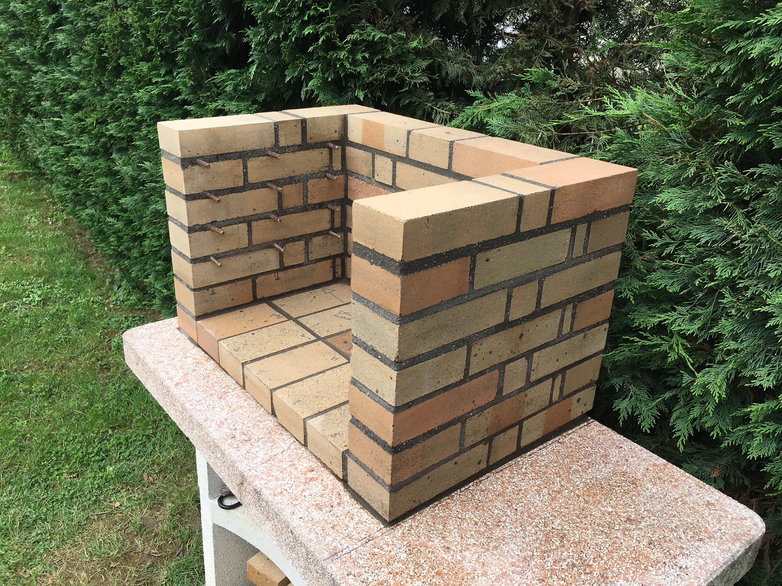 Maison en Autoconstruction: Barbecue en briques réfractaires