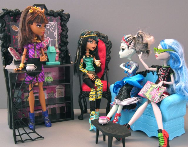 The Monster High "Coffin Bean" vs. The Bratzillaz "Cafe Zap" Playset ...