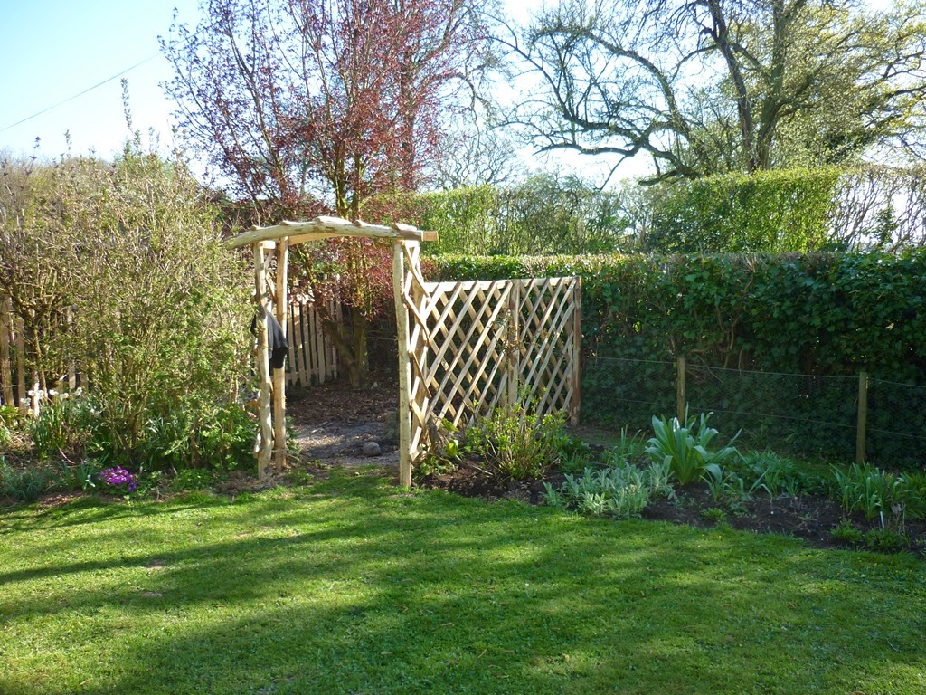 An English Homestead: Fitting Cleft Sweet Chestnut Fencing