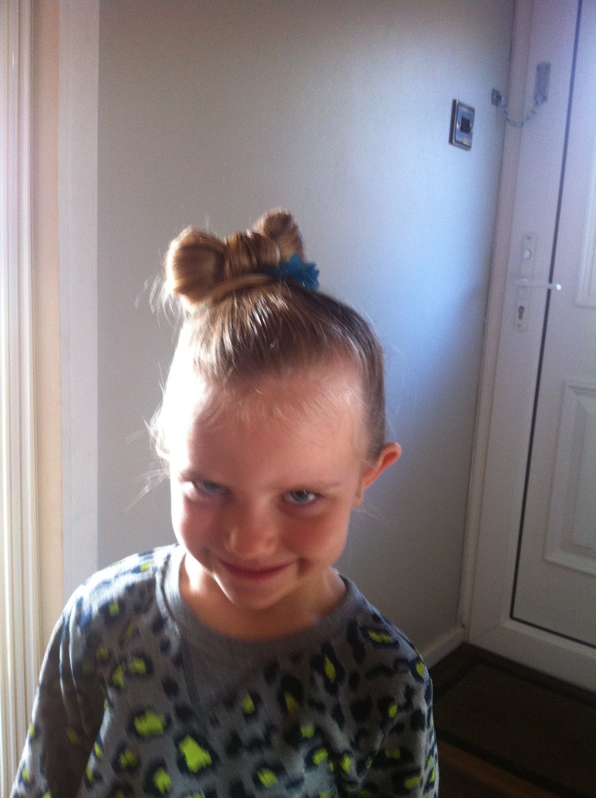 StyleJustEasier: Minnie Mouse Bow Hairstyle