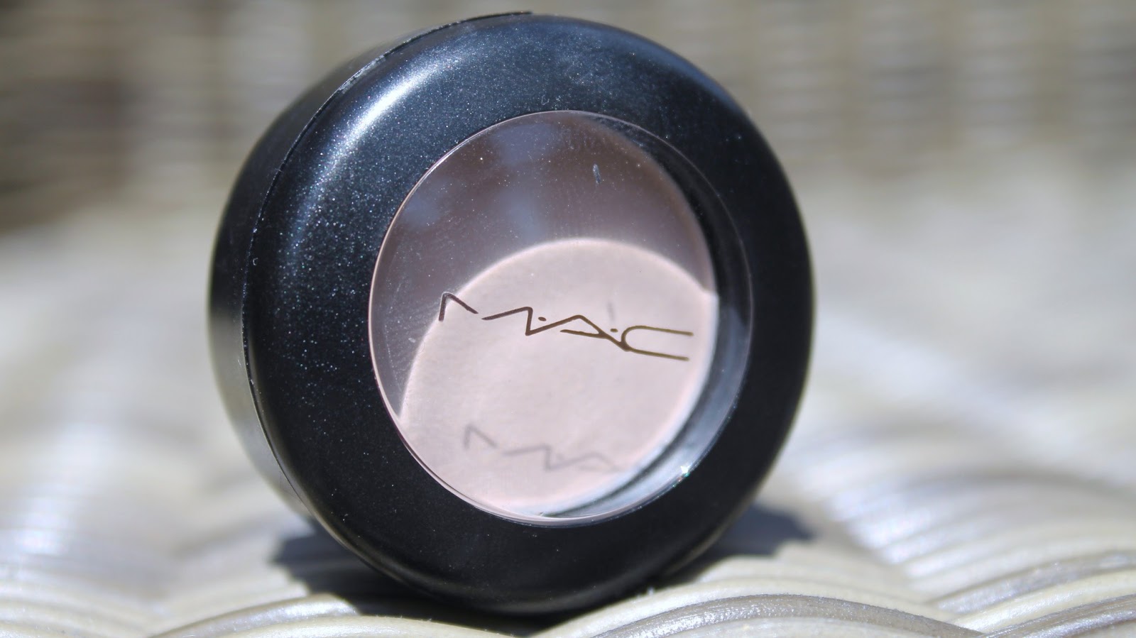 Make Up | Mac Brule Eyeshadow | TOPAZ&MAY