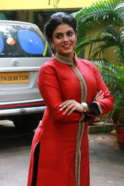 Bollywood Actress Saree Collections: Iniya in Red Dress at Karaiyoram ...