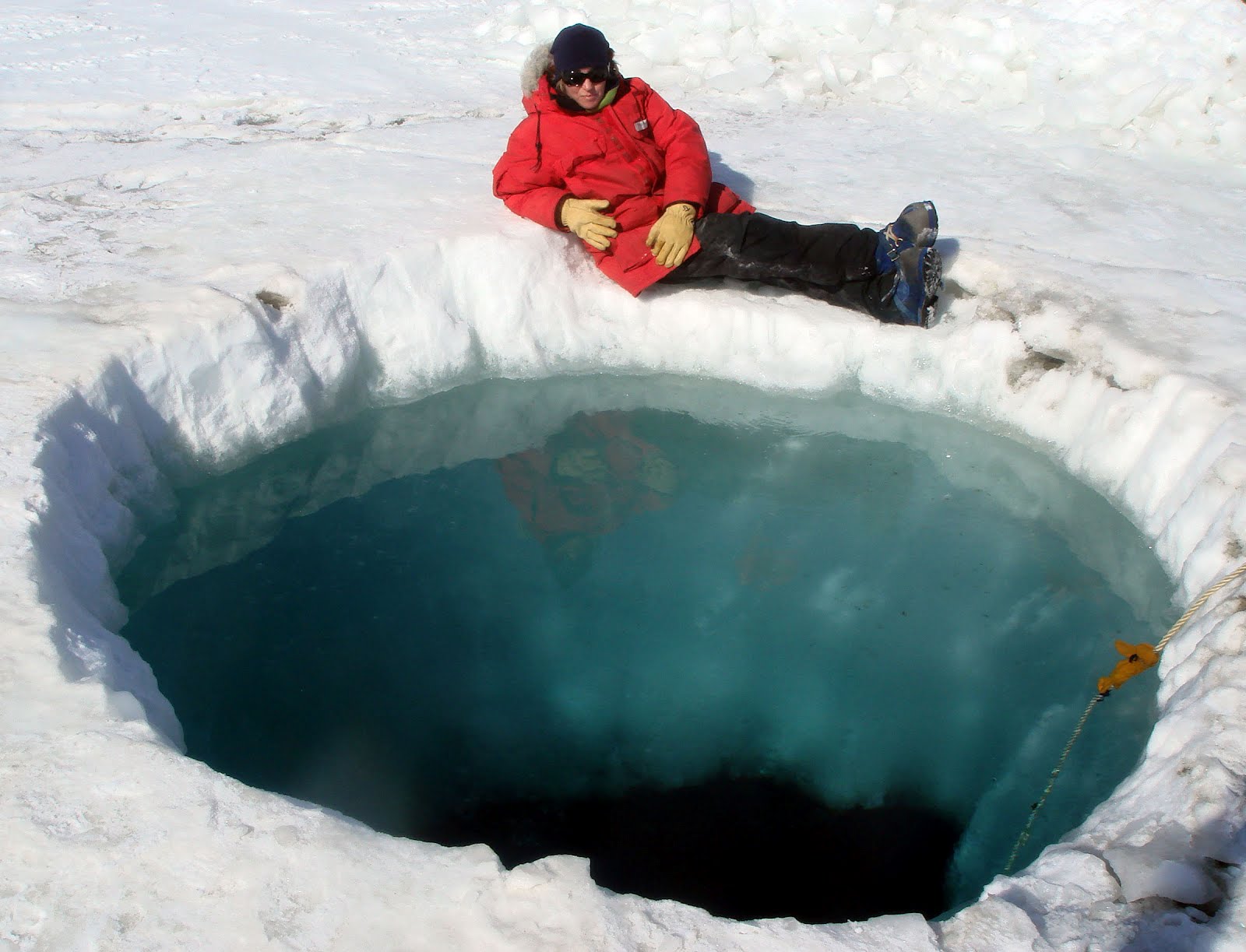 Ice Labyrinth: More about a perfect dive hole