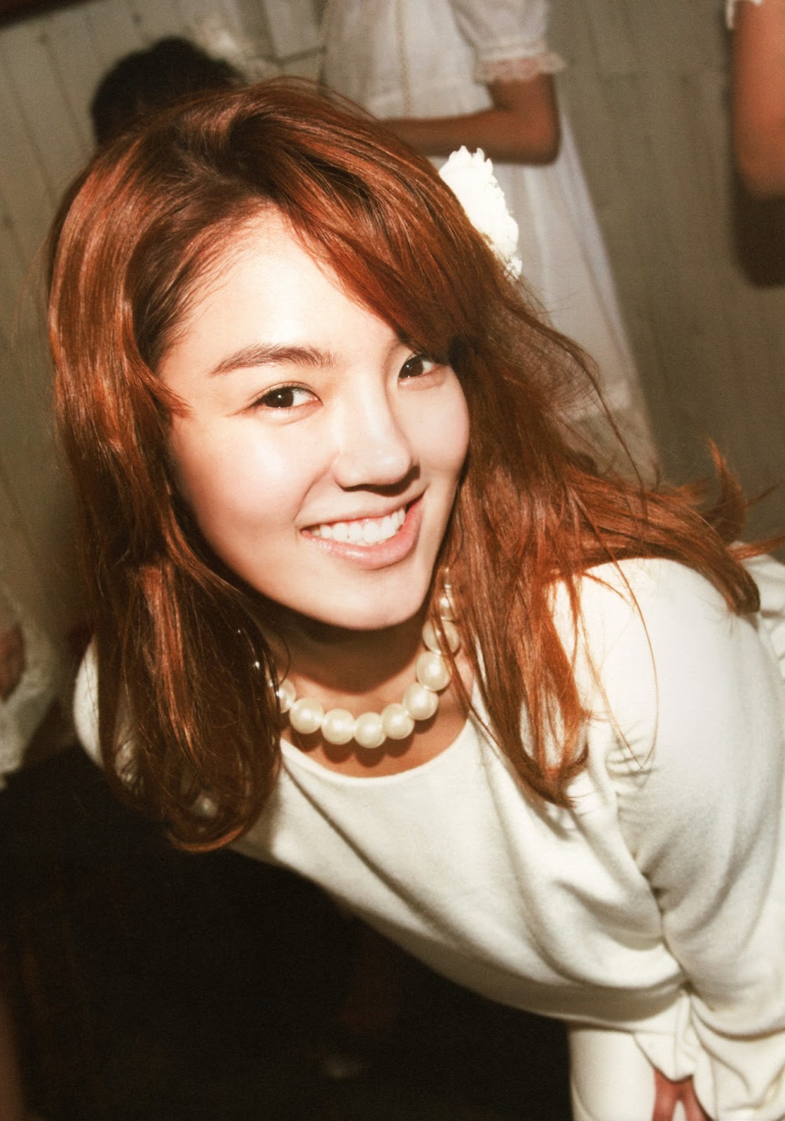 Cute Hyoyeon Gives Smile in White Wallpaper | SNSD Artistic Gallery