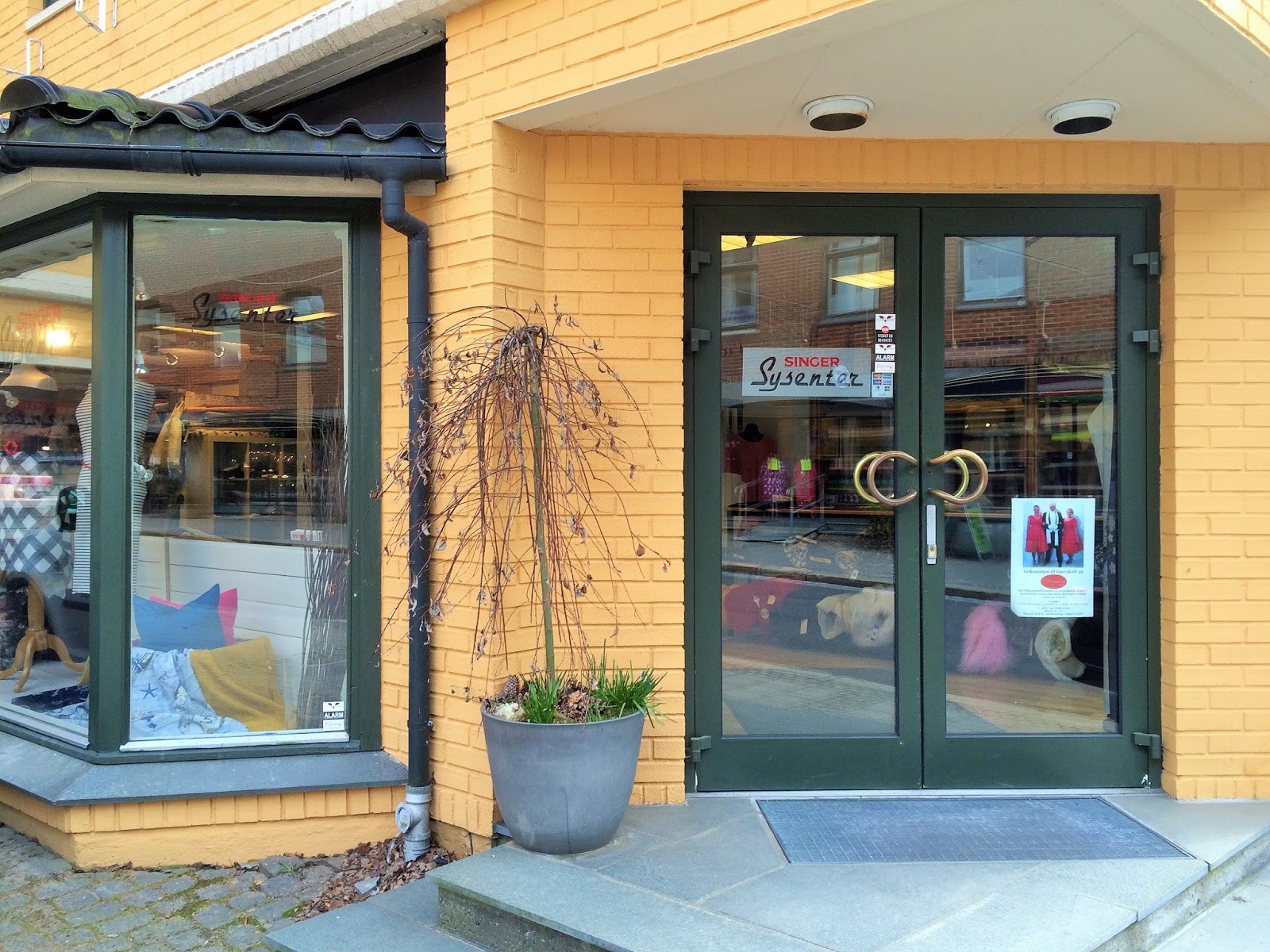 Breidablikkfruen: Singer Sysenter i Larvik