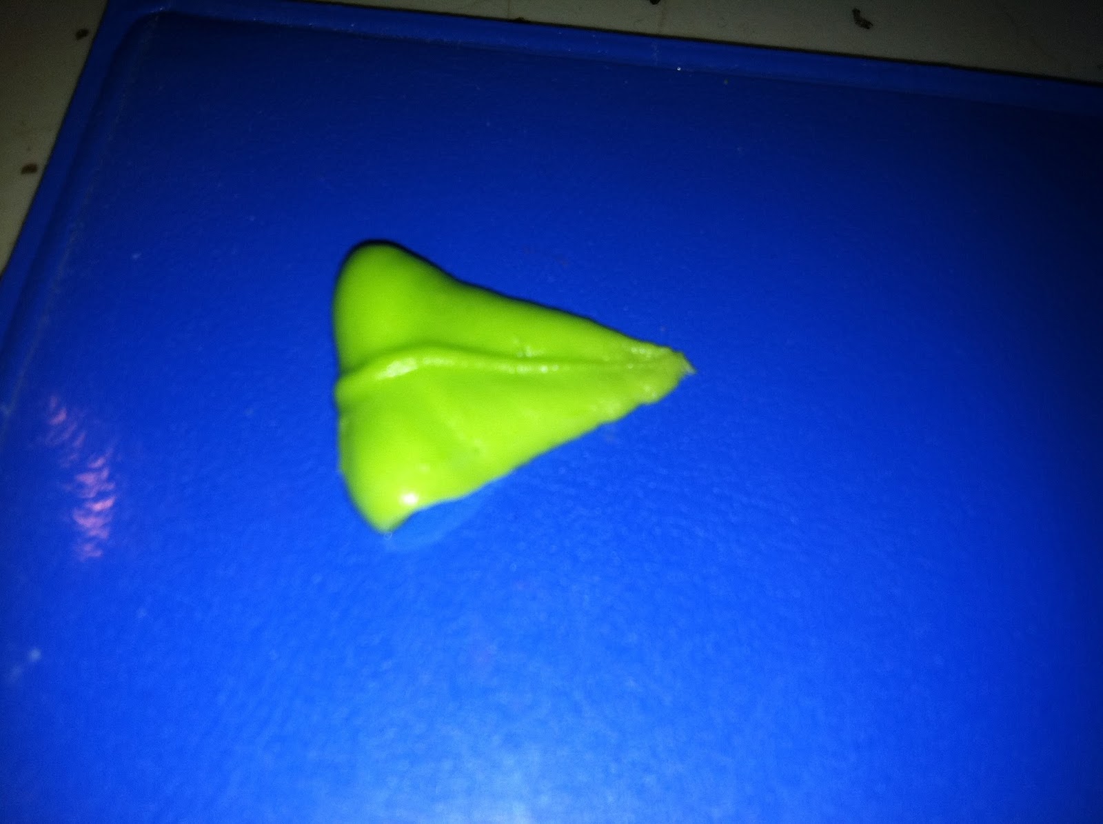 The Iced Queen: Piping with Leaf Tips