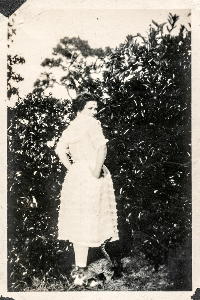 47 Interesting Found Snapshots of People Seen From Behind ~ Vintage ...