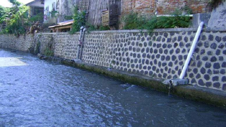 BANYUWANGI BERWARNA SULAP BANTARAN SUNGAI KALILO WARNA-WARNI BAK PELANGI