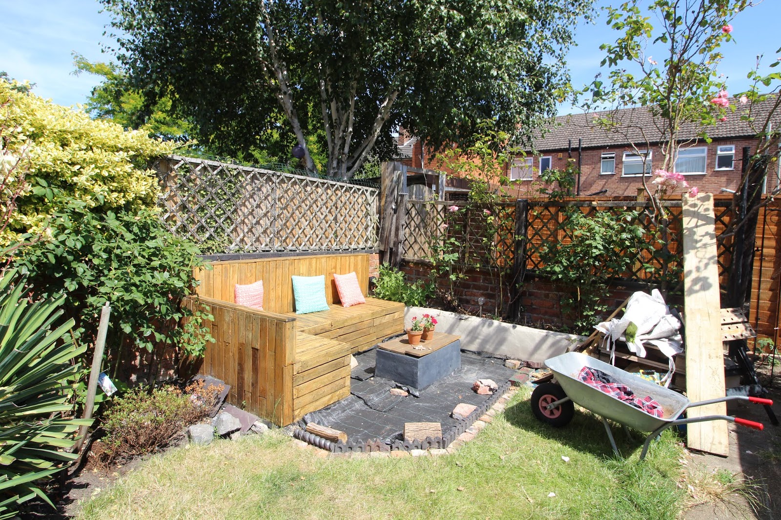 Laying Gravel In the Garden - Kezzabeth | DIY & Renovation Blog