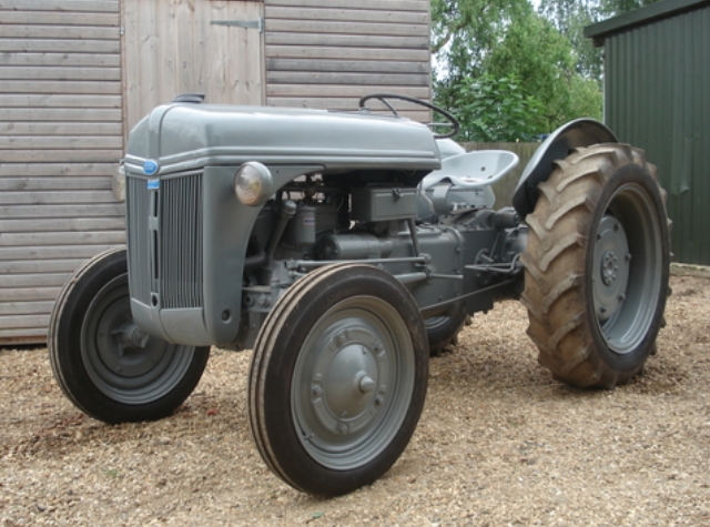 CRUISER - Clásicos en escala 1/43 (1:43 Classics): FORD FERGUSON 9N (1942)