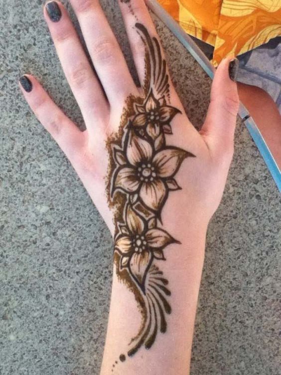 15 Stunning Flower Mehndi Designs for Eid | Bling Sparkle